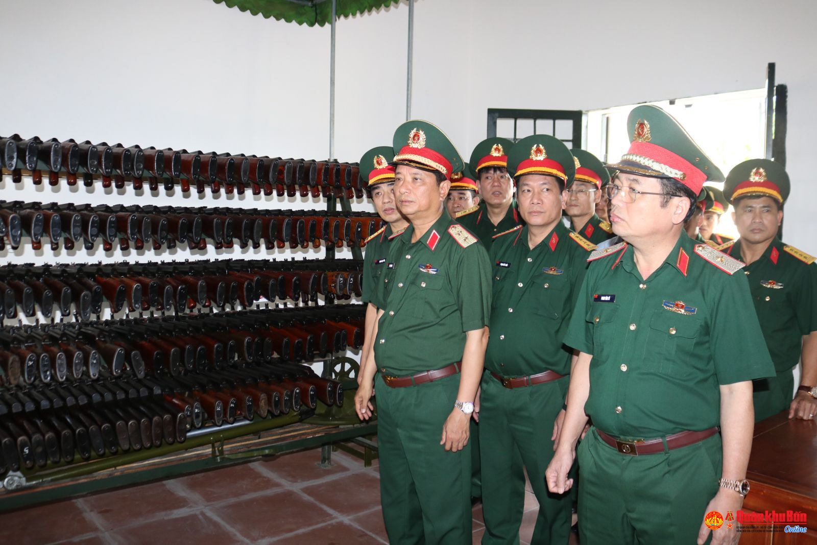 Đồng chí Tư lệnh Quân khu 4 kiểm tra chuẩn bị sắp xếp cơ quan Quân sự địa phương tại tỉnh Nghệ An.